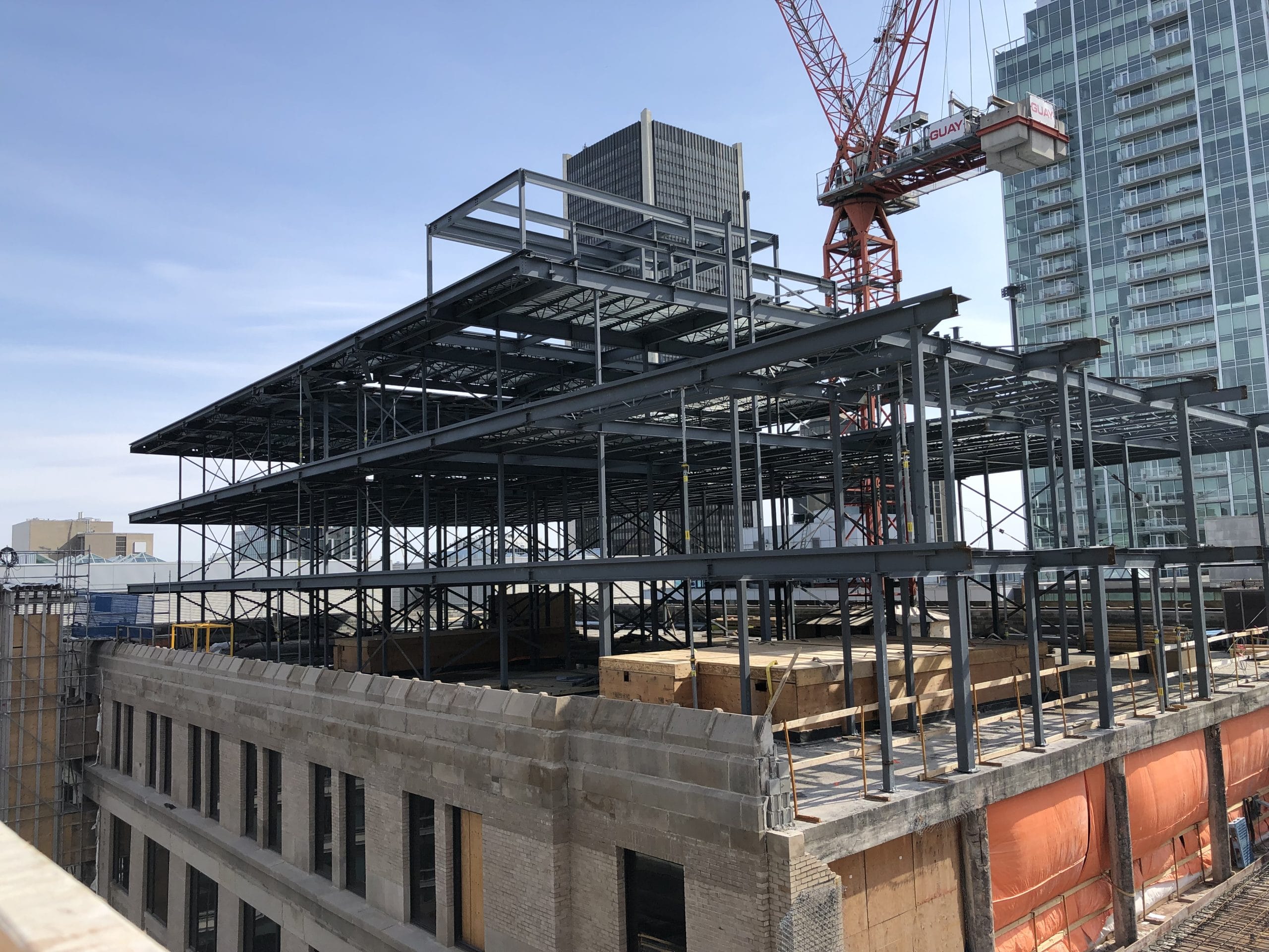 CONSTRUCTION SITE @ 425 Viger | Assembly of the steel roof structure ...